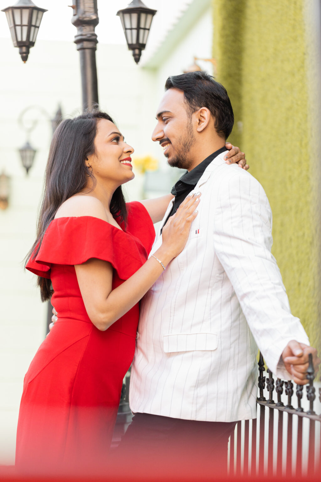 20+ Best Pre-Wedding Photoshoot Poses for Couples 2025 - 26
