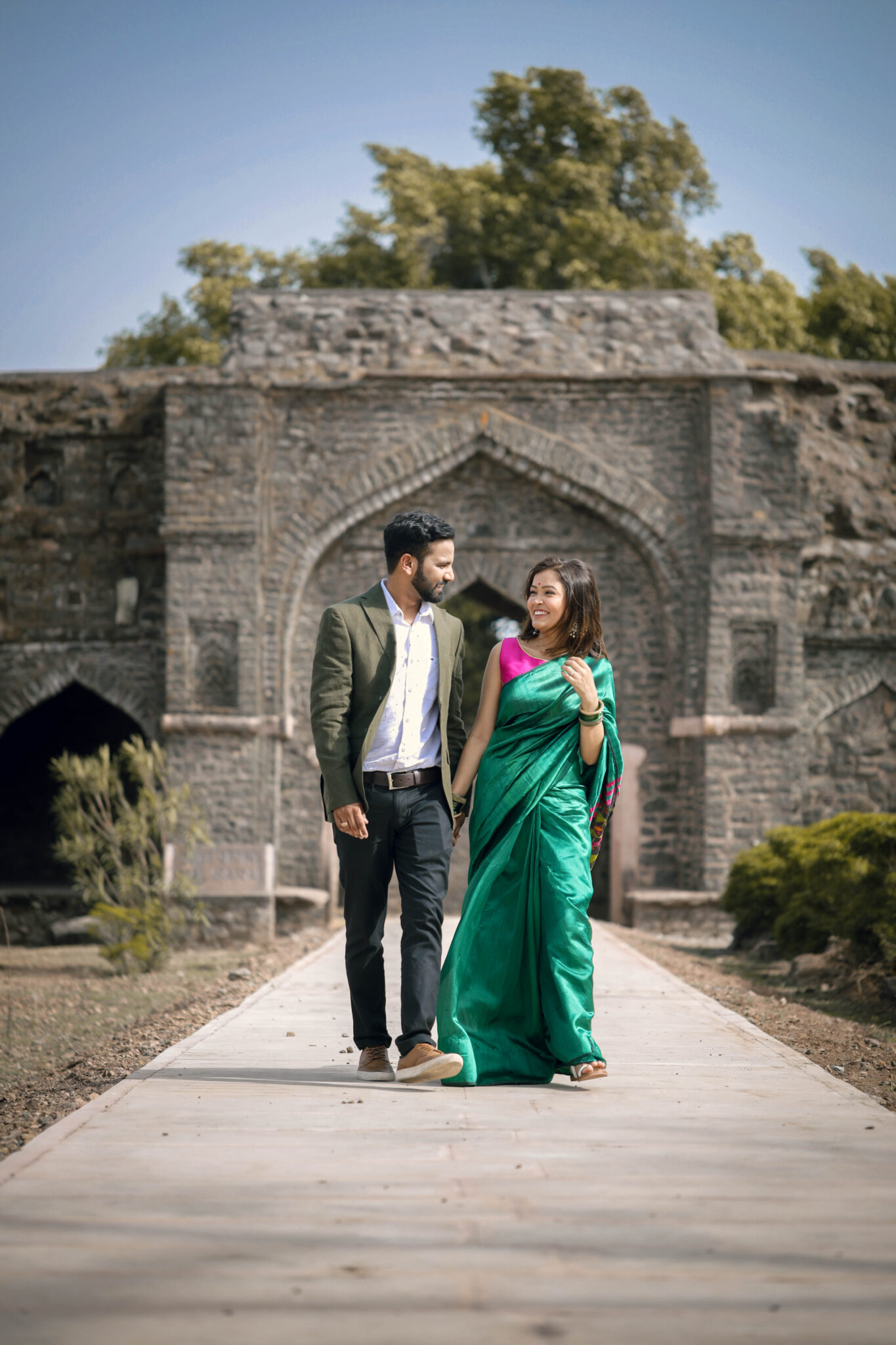 20+ Best Pre-Wedding Photoshoot Poses for Couples 2025 - 26