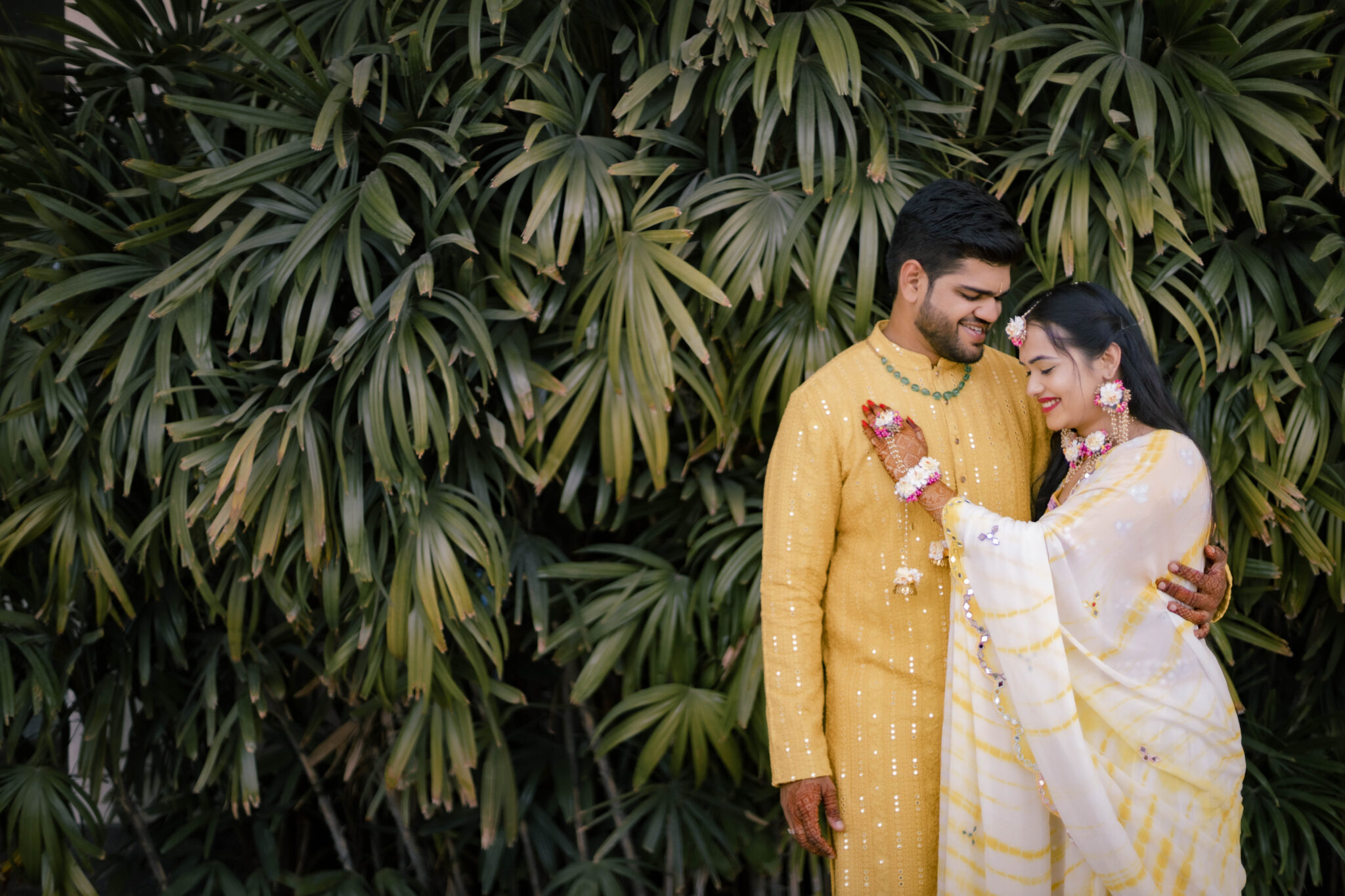 20+ Best Pre-Wedding Photoshoot Poses for Couples 2025 - 26